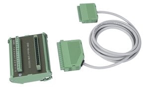 Overvoltage protection for UIM contacts